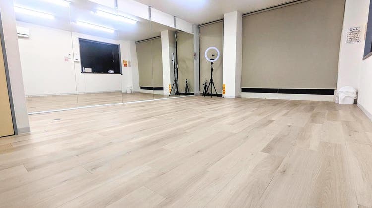 幅4.5m×高さ2mの大型鏡!ダンスやヨガができるレンタルスタジオの写真1