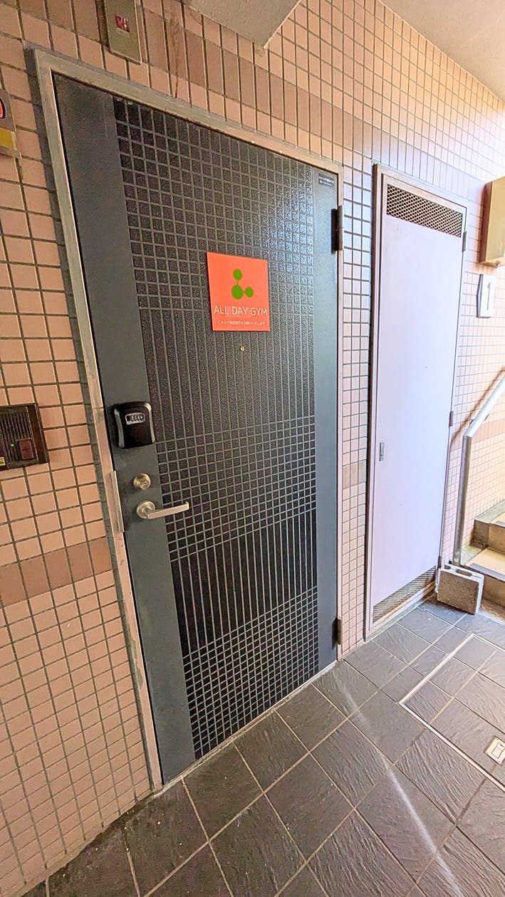 西海岸テイストの完全個室、スミスマシン、ケーブル、固定ダンベル1～30㎏、4名様までご利用可能！の写真16