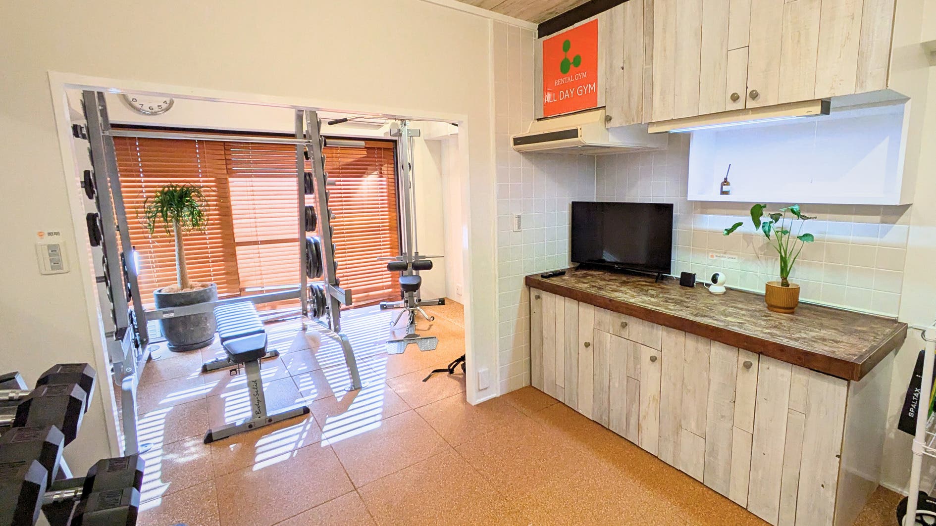 西海岸テイストの完全個室、スミスマシン、ケーブル、固定ダンベル1～30㎏、4名様までご利用可能！の写真10