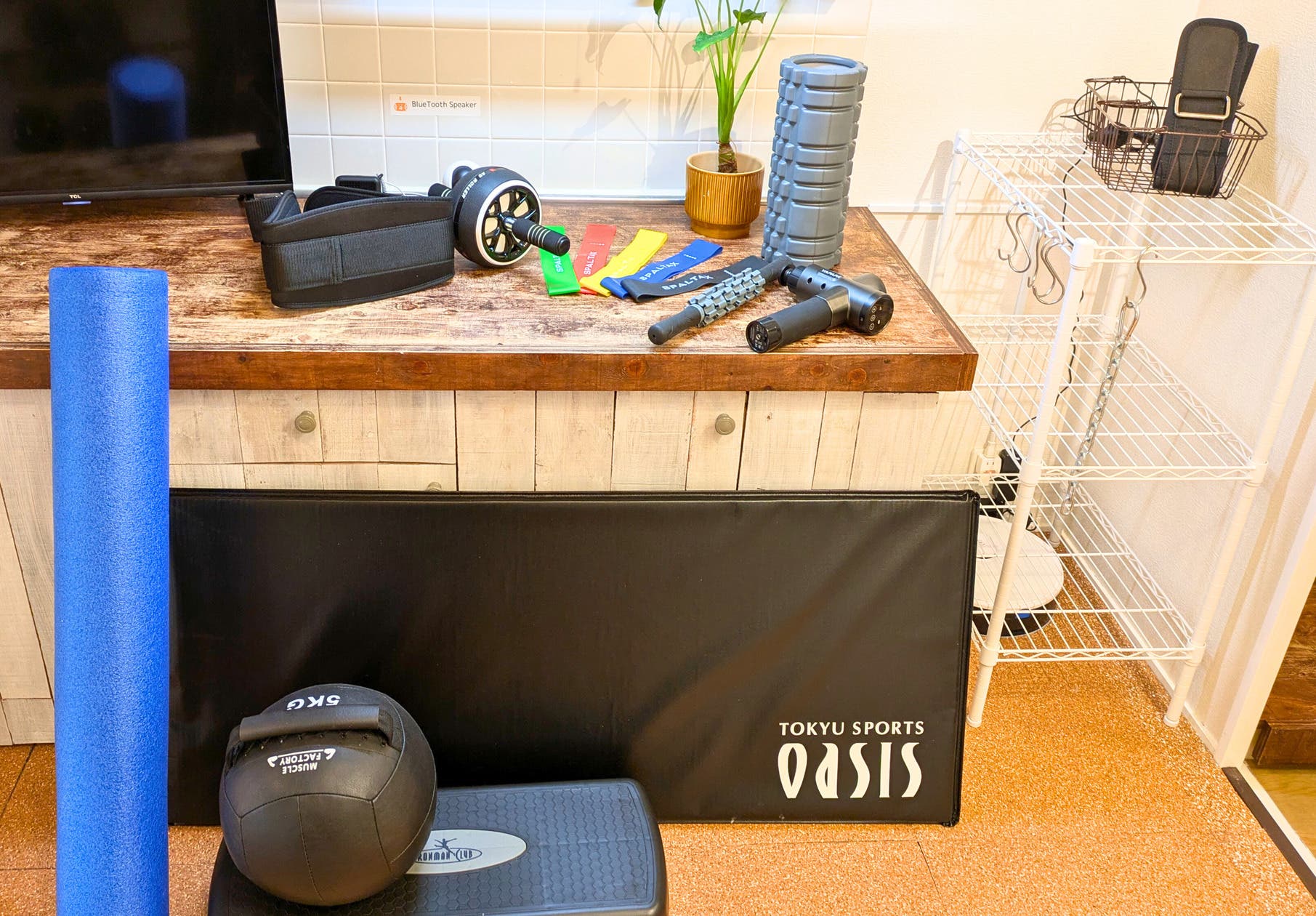 西海岸テイストの完全個室、スミスマシン、ケーブル、固定ダンベル1～30㎏、4名様までご利用可能！の写真13
