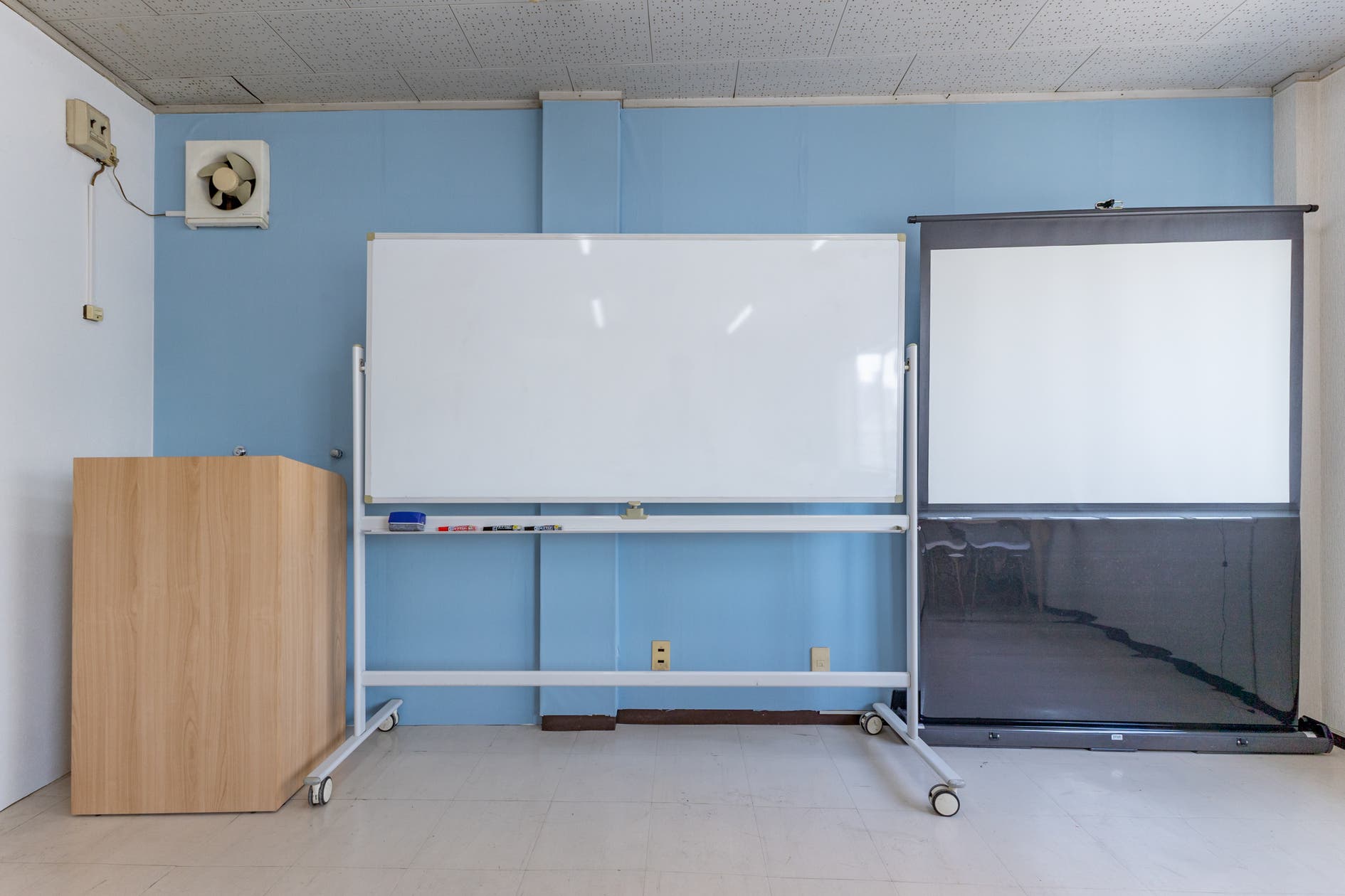 ＜MG4＞大阪駅から2駅！ 駅チカ！会議、ボドゲetc OK！ ホワイトボード/プロジェクター/Wi-Fi完備！の写真13