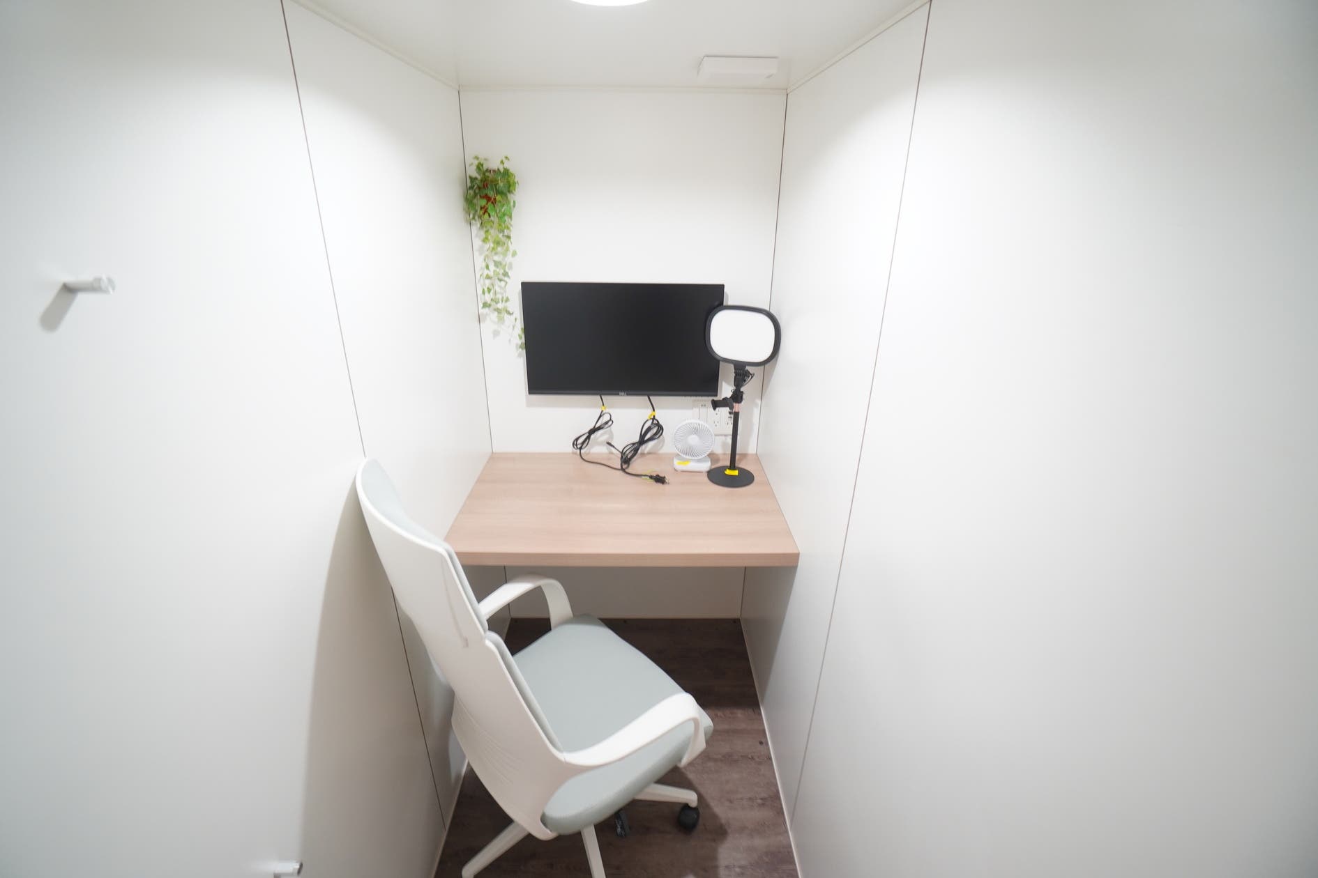 ＜ヒトリボックス 新横浜駅前No.1＞横アリ近く✨光Wi-Fi📶ナノイー発生機✨モニター🖥テレワーク/ZOOM/着替え/メイクの写真2