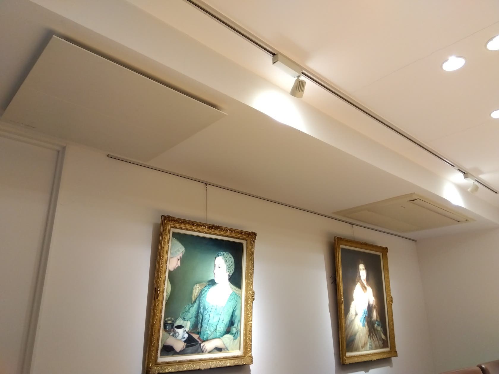 一日最大6,950円で利用可能。｜AI議事録無料体験付きのハイテク会議室【roomD】の写真7