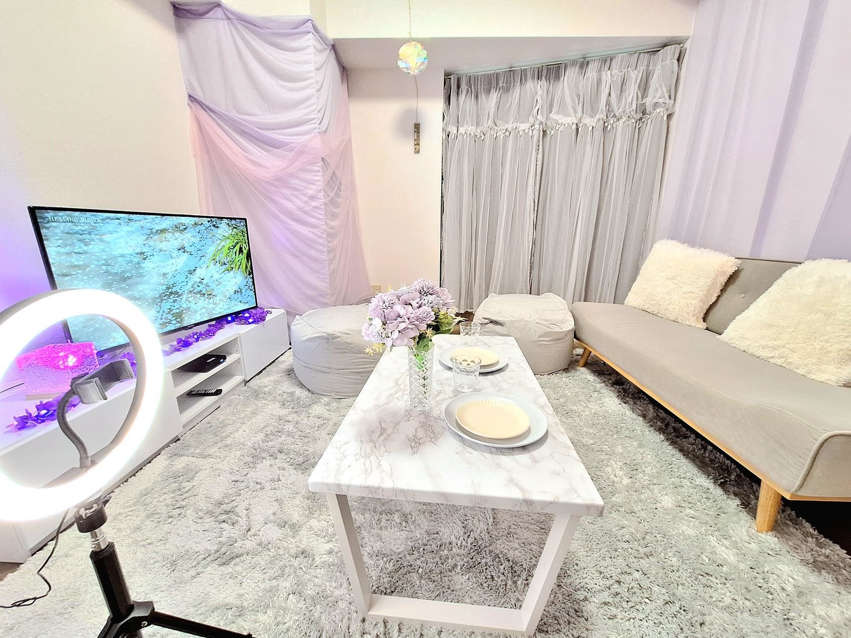 SNS映え部屋in梅田🍒防犯カメラ無し🍒デートに人気🍒ゴロゴロくつろげる🍒動画・映画鑑賞・ゲーム〈シリウス梅田〉の写真1