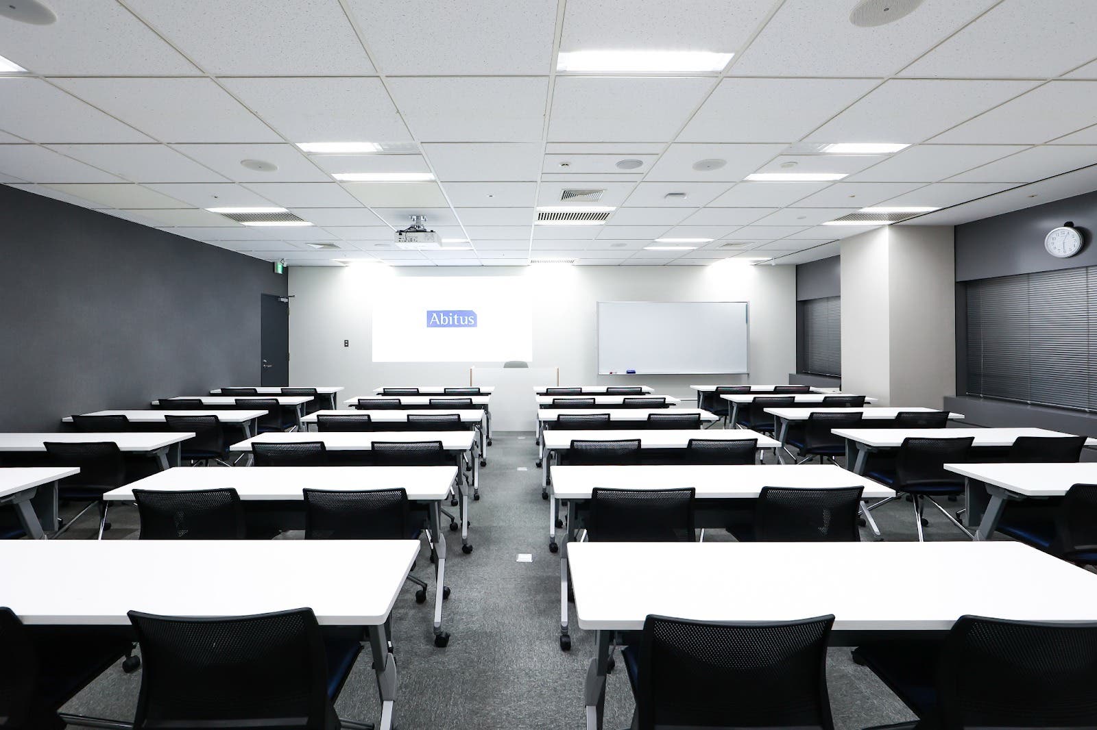 新宿駅近くの会議室　セミナールーム1の写真1