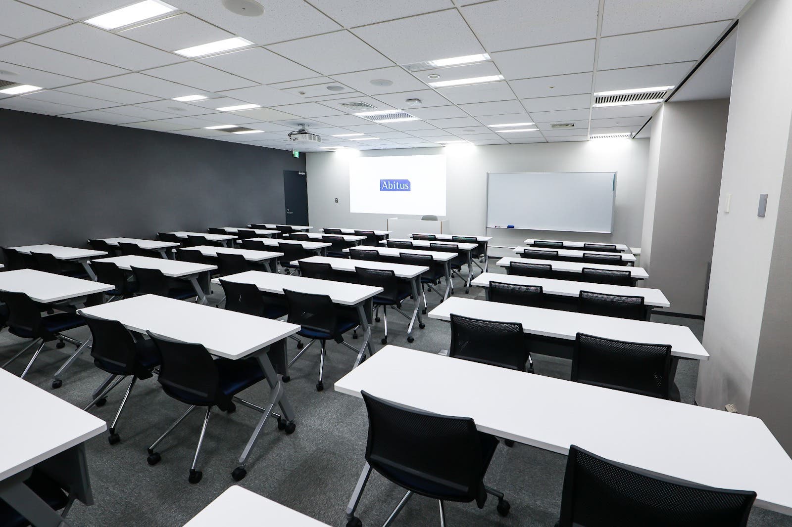 新宿駅近くの会議室　セミナールーム1の写真3