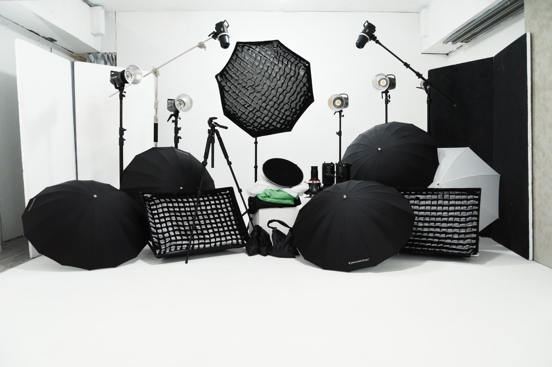 白ホリゾント撮影スタジオ。天井高2.7m。ストロボ・カラーLED・ソフトボックス・スタンドなど豊富な撮影機材。 の写真7