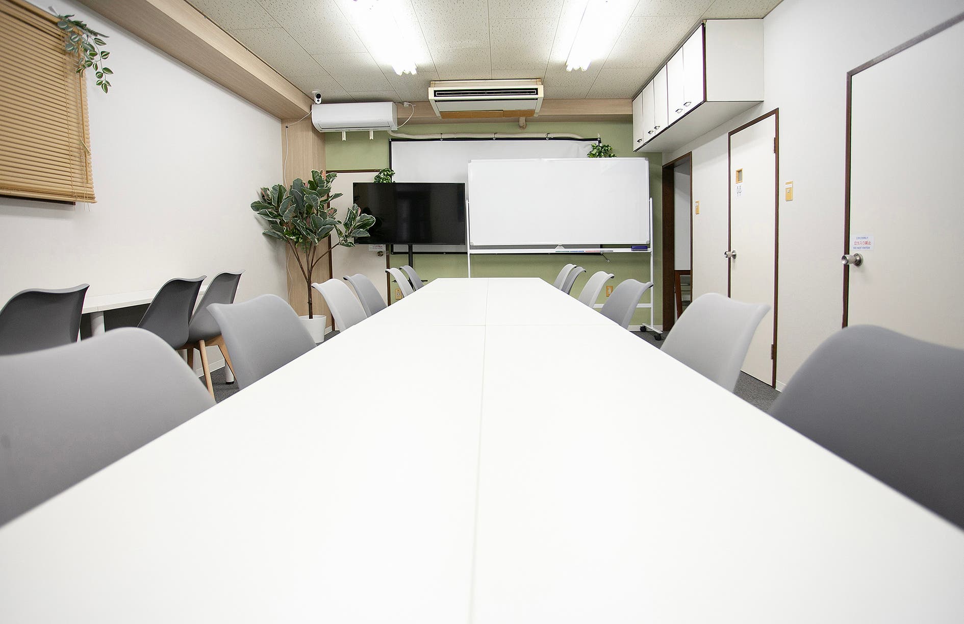 仲御徒町駅2分✨上野駅３出口3分✨御徒町駅北口３分✨１フロアー１ルーム１階🍀20名🍀会議・ボドゲ・施術ベッド２🍀1日プラン有✨の写真20