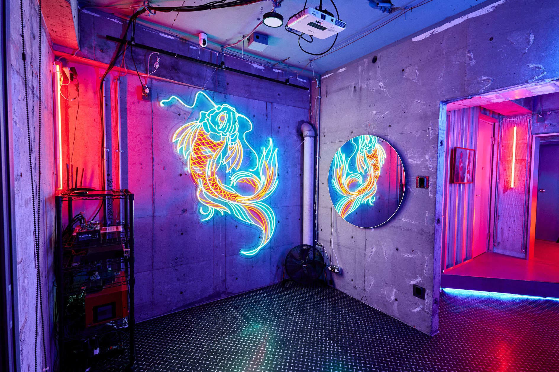 渋谷から一駅 池尻大橋駅徒歩3分 ネオンと音響が魅力のサイバーパンクなDJバーの写真6