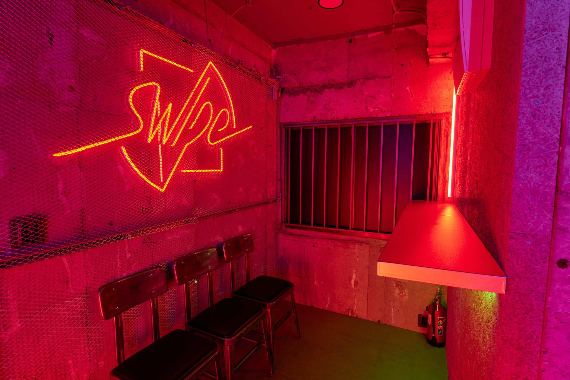 渋谷から一駅 池尻大橋駅徒歩3分 ネオンと音響が魅力のサイバーパンクなDJバーの写真4