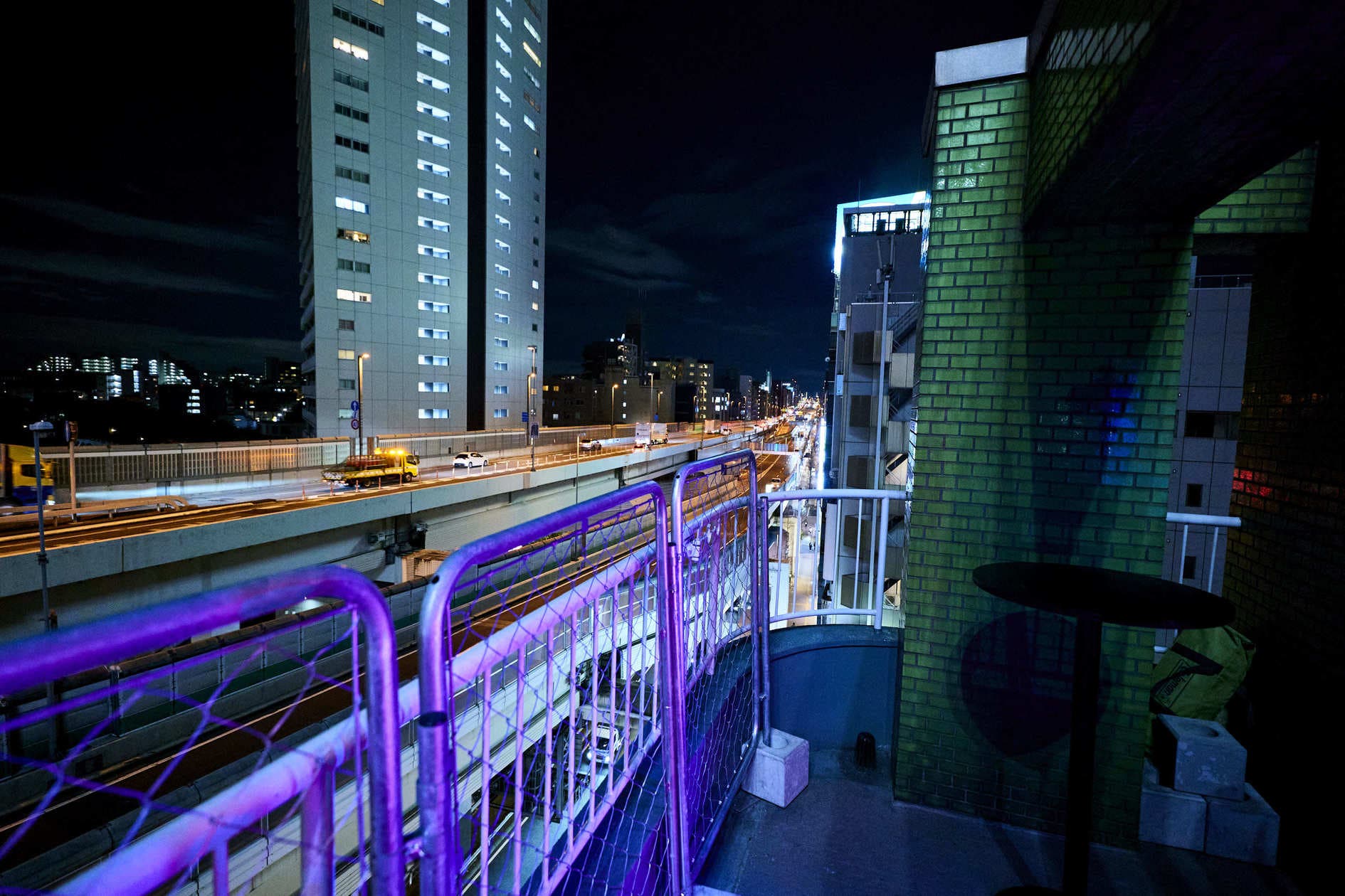 渋谷から一駅 池尻大橋駅徒歩3分 ネオンと音響が魅力のサイバーパンクなDJバーの写真5