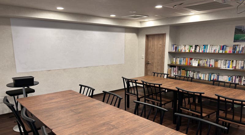 御徒町駅至近！ プロジェクター、大きめホワイトボードシート完備！ 会議・勉強会・上映会向きスペース