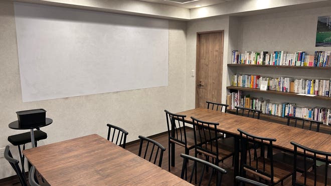 御徒町駅至近! プロジェクター、大きめホワイトボードシート完備! 会議・勉強会・上映会向きスペースの写真1