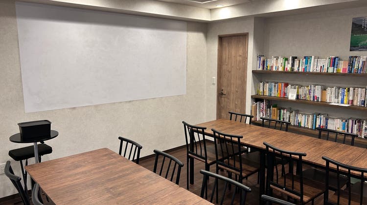 御徒町駅至近! プロジェクター、大きめホワイトボードシート完備! 会議・勉強会・上映会向きスペースの写真1