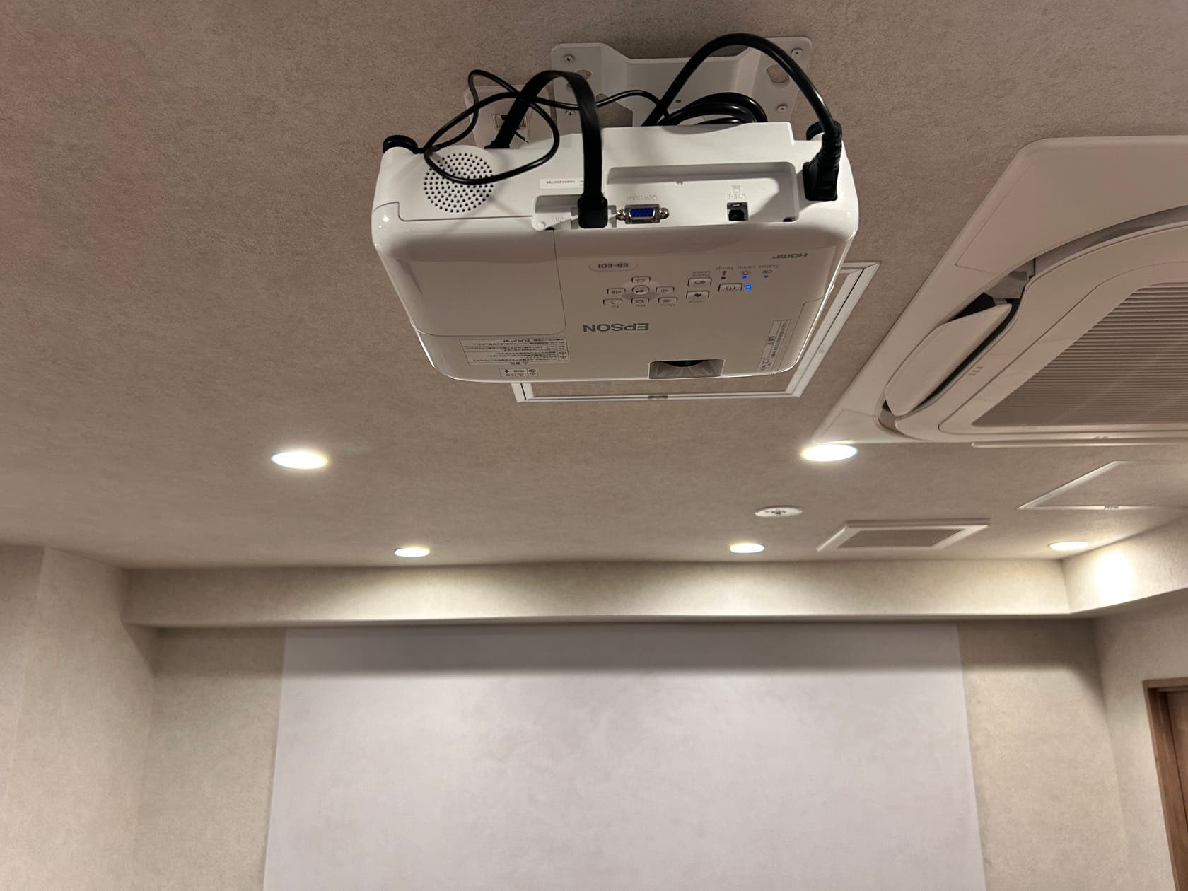 御徒町駅至近！ プロジェクター、大きめホワイトボードシート完備！ 会議・勉強会・上映会向きスペースの写真5