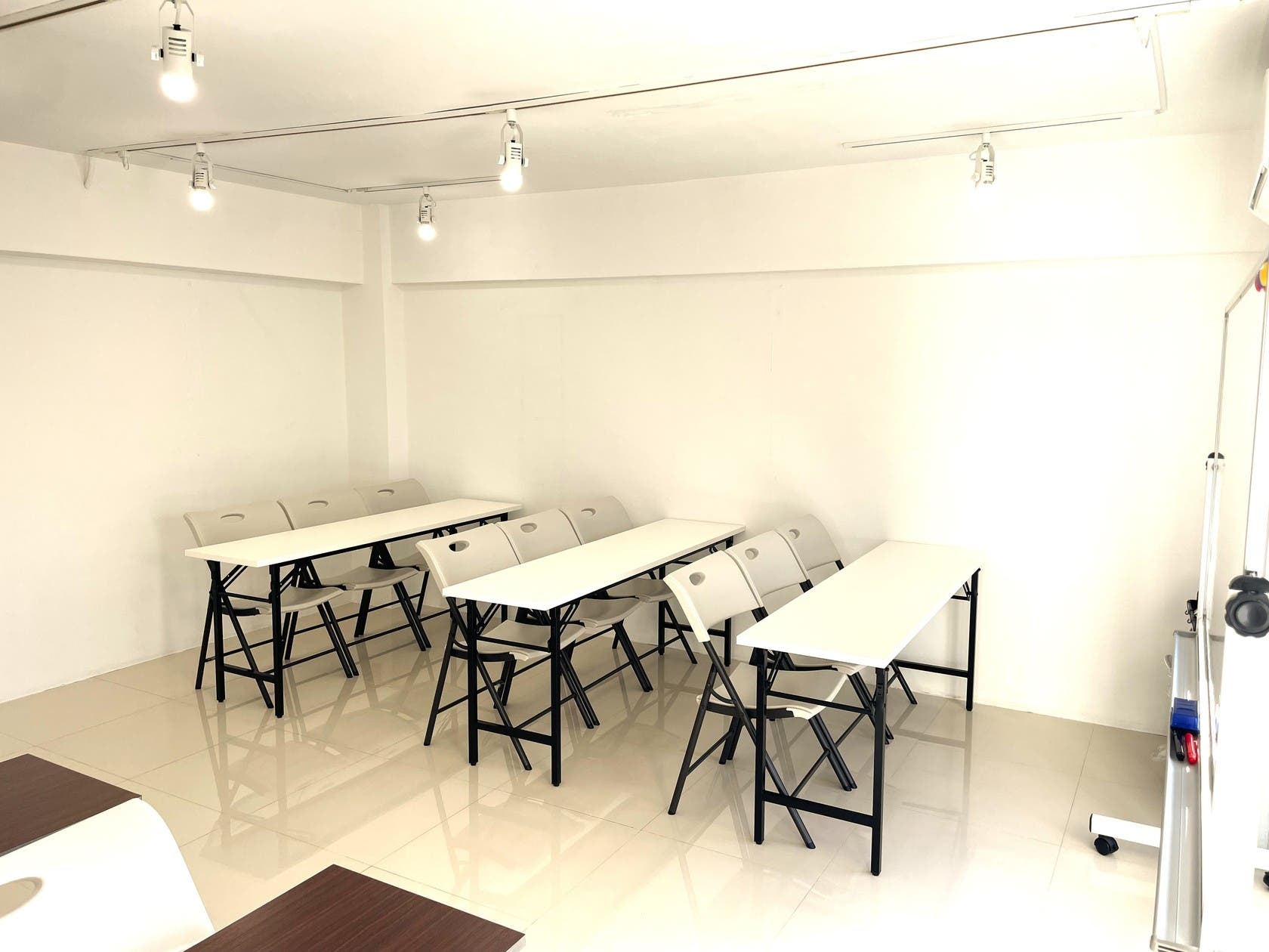 【C号室】＜激安！＞【新宿駅6番出口徒歩1分】駅近の貸会議室・セミナールームです！！の写真4