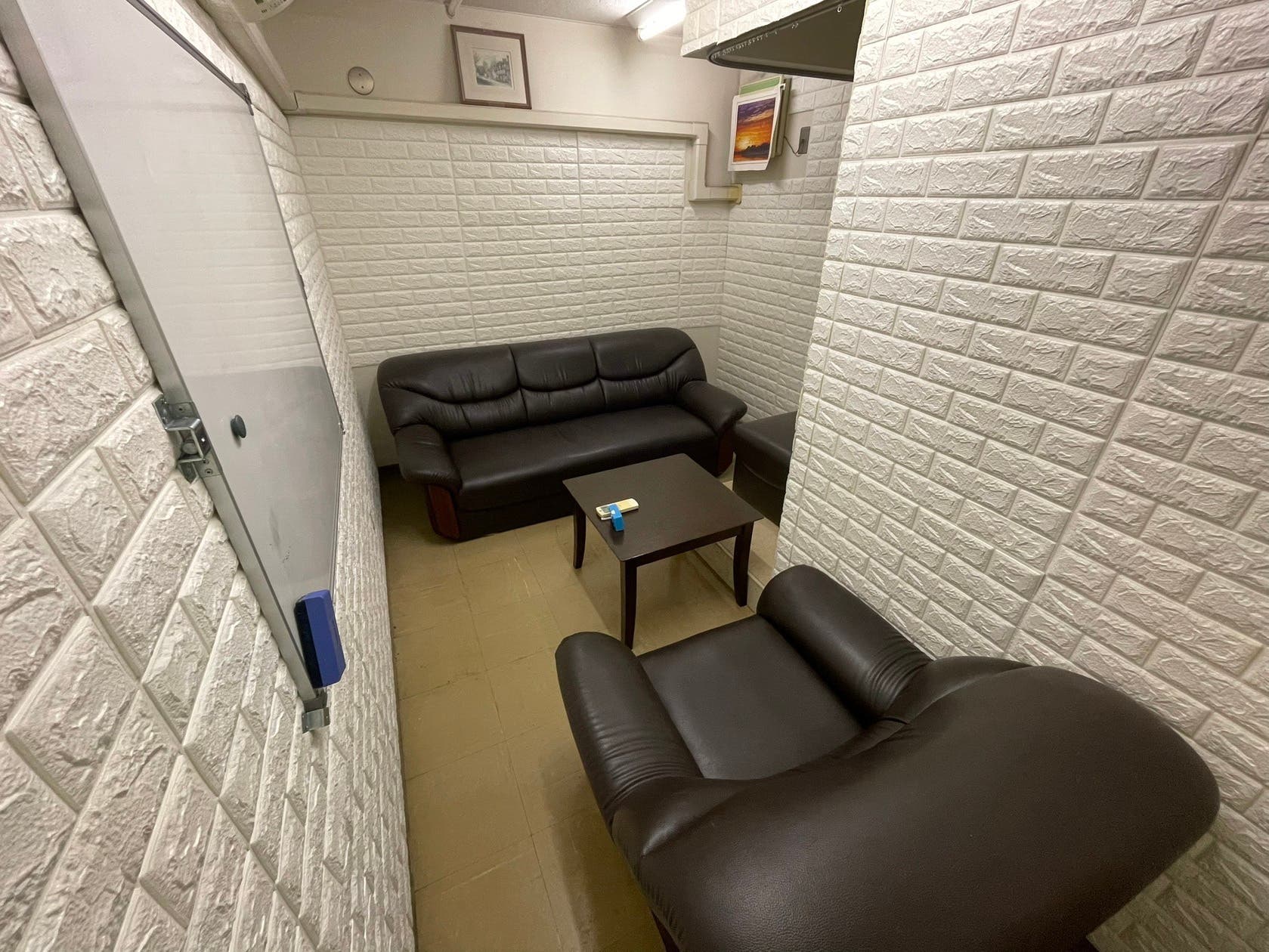 JR新宿駅南口より徒歩4分、THビル4階Bルームの写真1