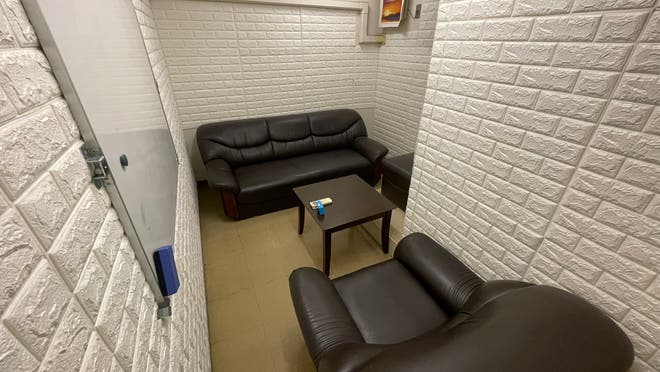 JR新宿駅南口より徒歩4分、THビル4階Bルームの写真1