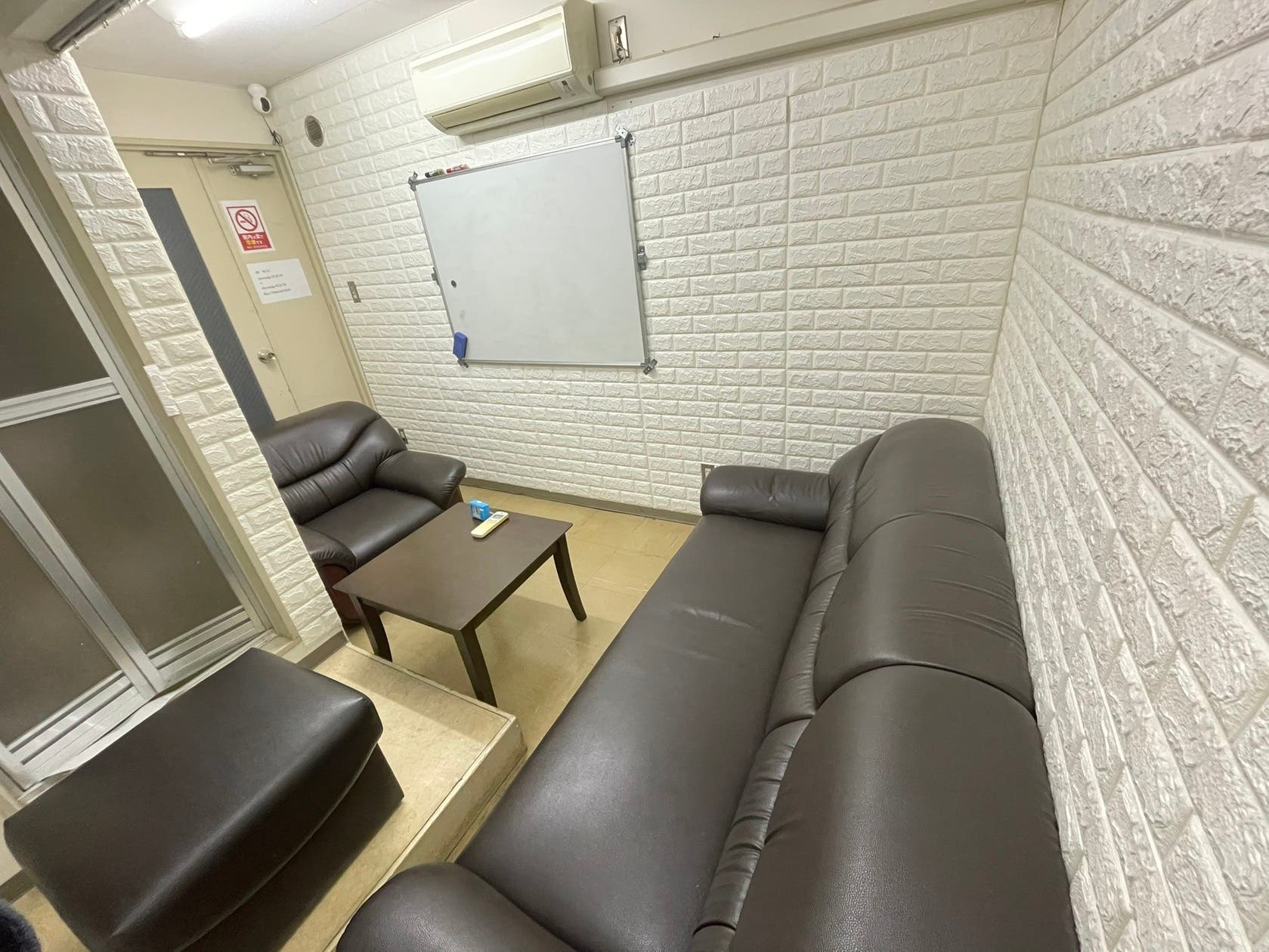 JR新宿駅南口より徒歩4分、THビル4階Bルームの写真2