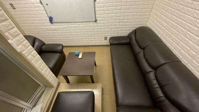 JR新宿駅南口より徒歩4分、THビル4階Bルームの写真3