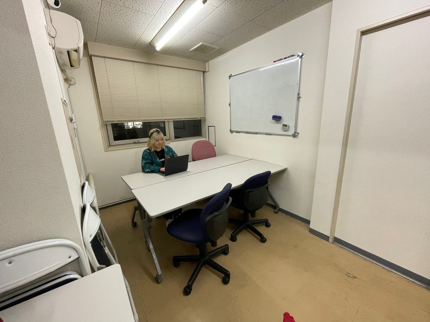 新宿駅徒歩4分圏内、THビル3階Bルーム　小会議室をリーズナブルにお貸しします！日当たり良好！の写真1