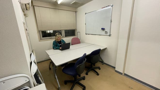 新宿駅徒歩4分圏内、THビル3階Bルーム 小会議室をリーズナブルにお貸しします!日当たり良好!の写真1