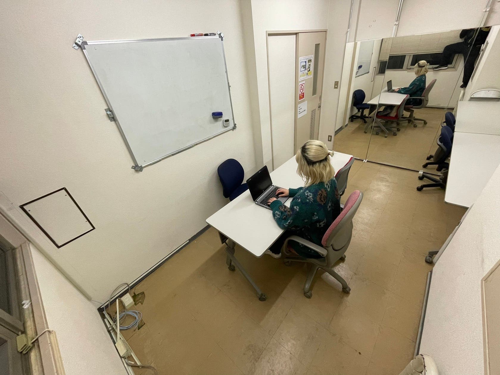 新宿駅徒歩4分圏内、THビル3階Bルーム　小会議室をリーズナブルにお貸しします！日当たり良好！の写真2