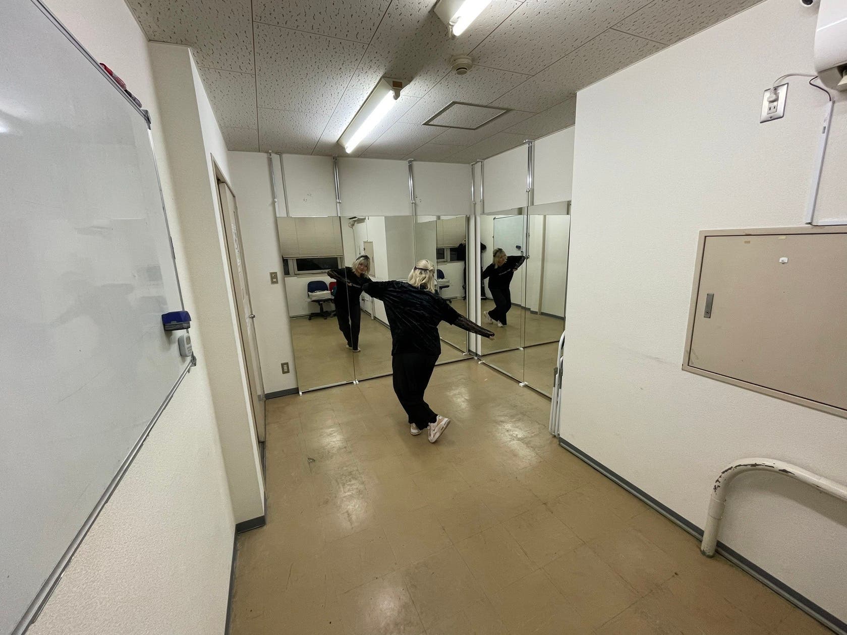 新宿駅徒歩4分圏内、THビル3階Bルーム　小会議室をリーズナブルにお貸しします！日当たり良好！の写真3