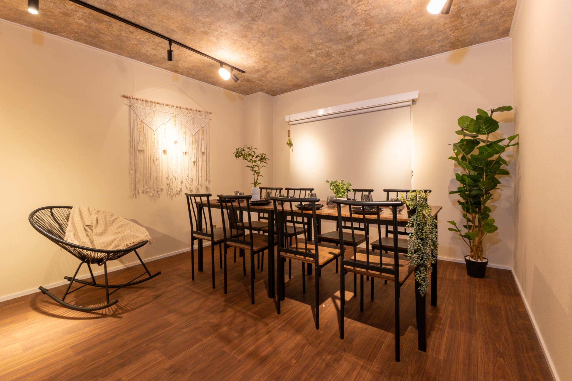 【🎄クリスマス＆忘年会🎅】谷町九丁目駅すぐ/最大２２名⭐️広々したお部屋に最高級ソファを使用⭐️の写真7