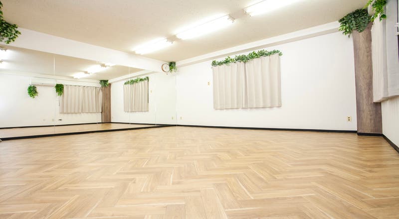 女性専用！防振マット仕様【新宿三丁目駅2分】【Studio LEAF新宿A】大型鏡広々30㎡でダンス・ヨガ・撮影・稽古演劇に最適