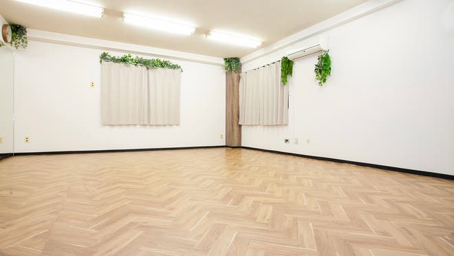 女性専用!【新宿三丁目駅2分、新宿付近】(A)大型鏡計4.3m広々30㎡スタジオでダンス・ヨガ・トレーニング・撮影・演劇に最適の写真5