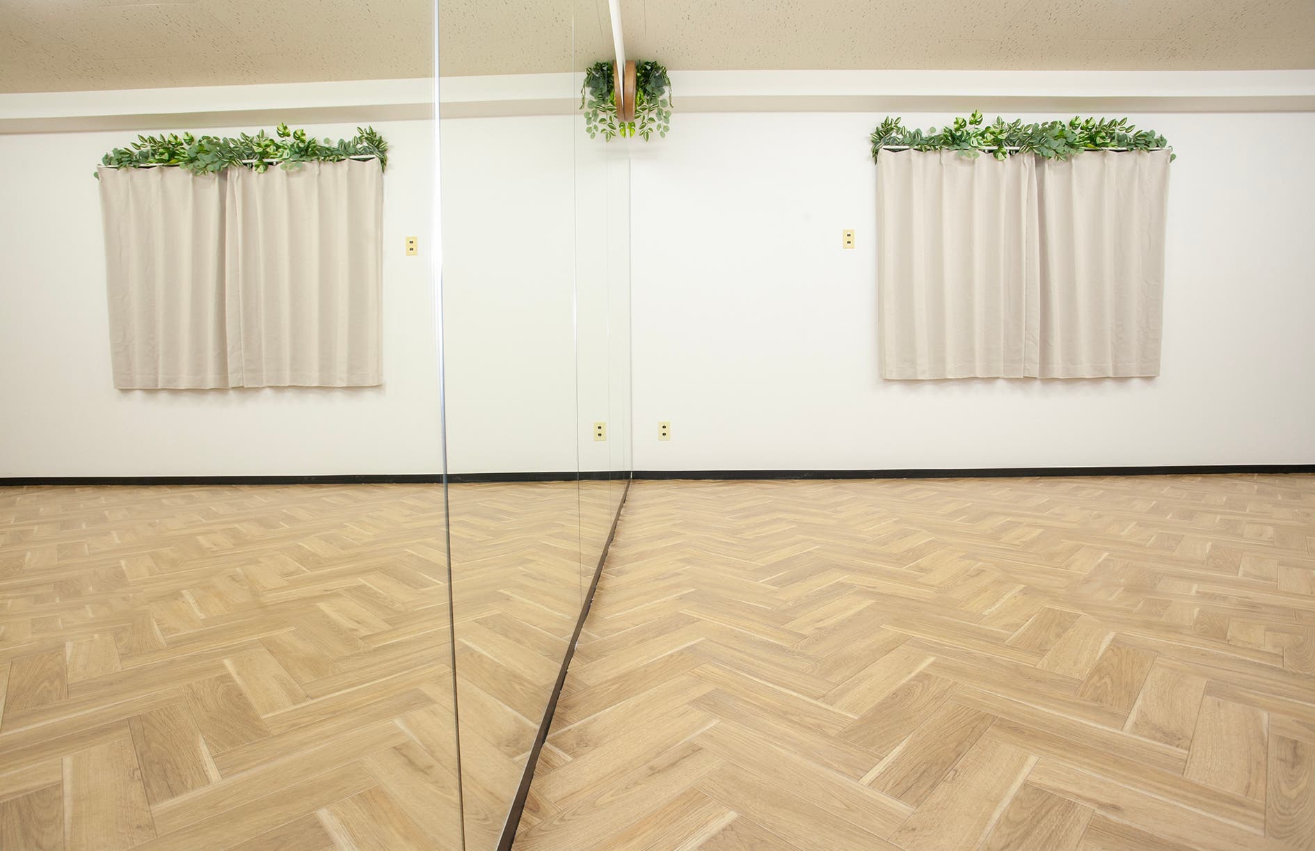 女性専用！【新宿三丁目駅2分、新宿付近】(A)大型鏡計4.3m広々30㎡スタジオでダンス・ヨガ・トレーニング・撮影・演劇に最適の写真6