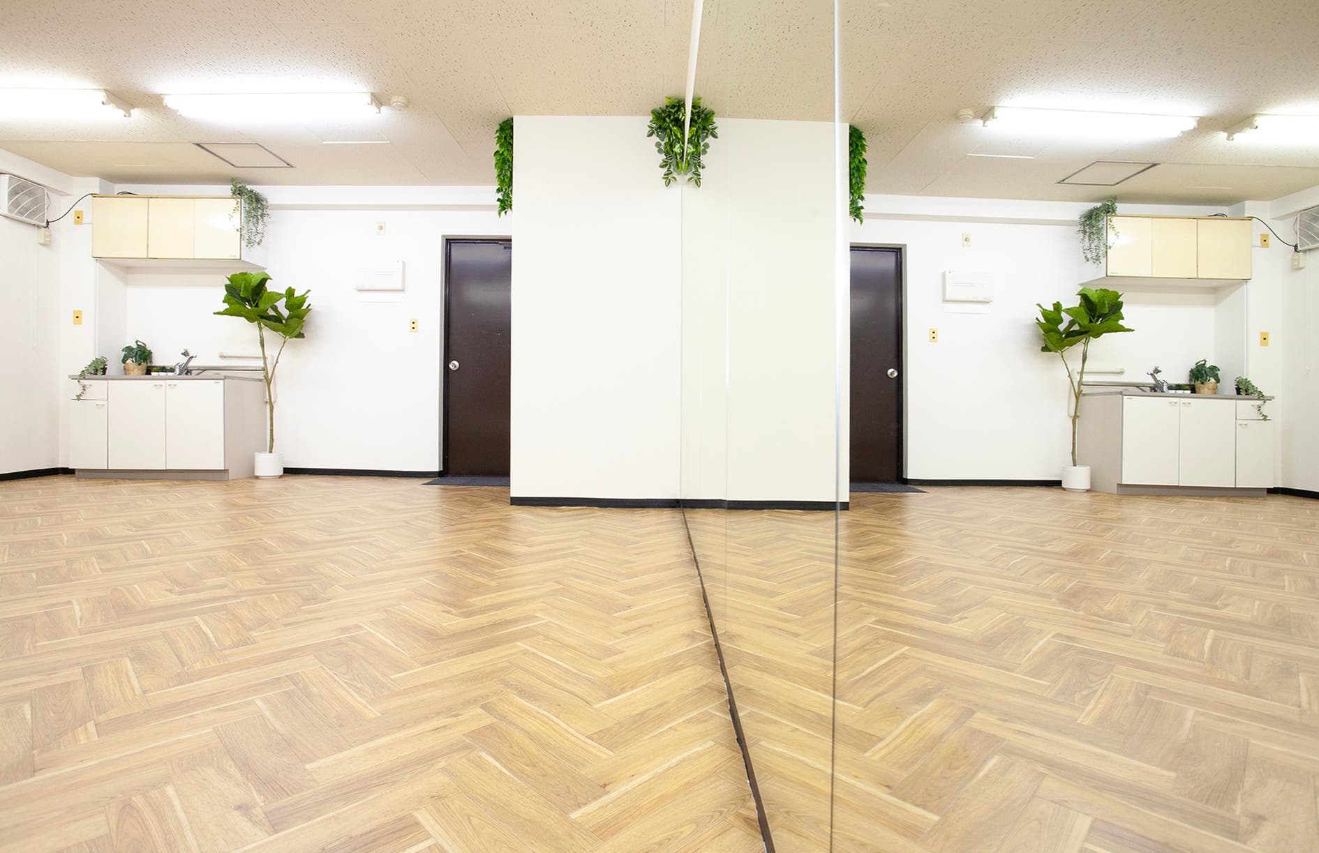 女性専用！【新宿三丁目駅2分、新宿付近】(A)大型鏡計4.3m広々30㎡スタジオでダンス・ヨガ・トレーニング・撮影・演劇に最適の写真7