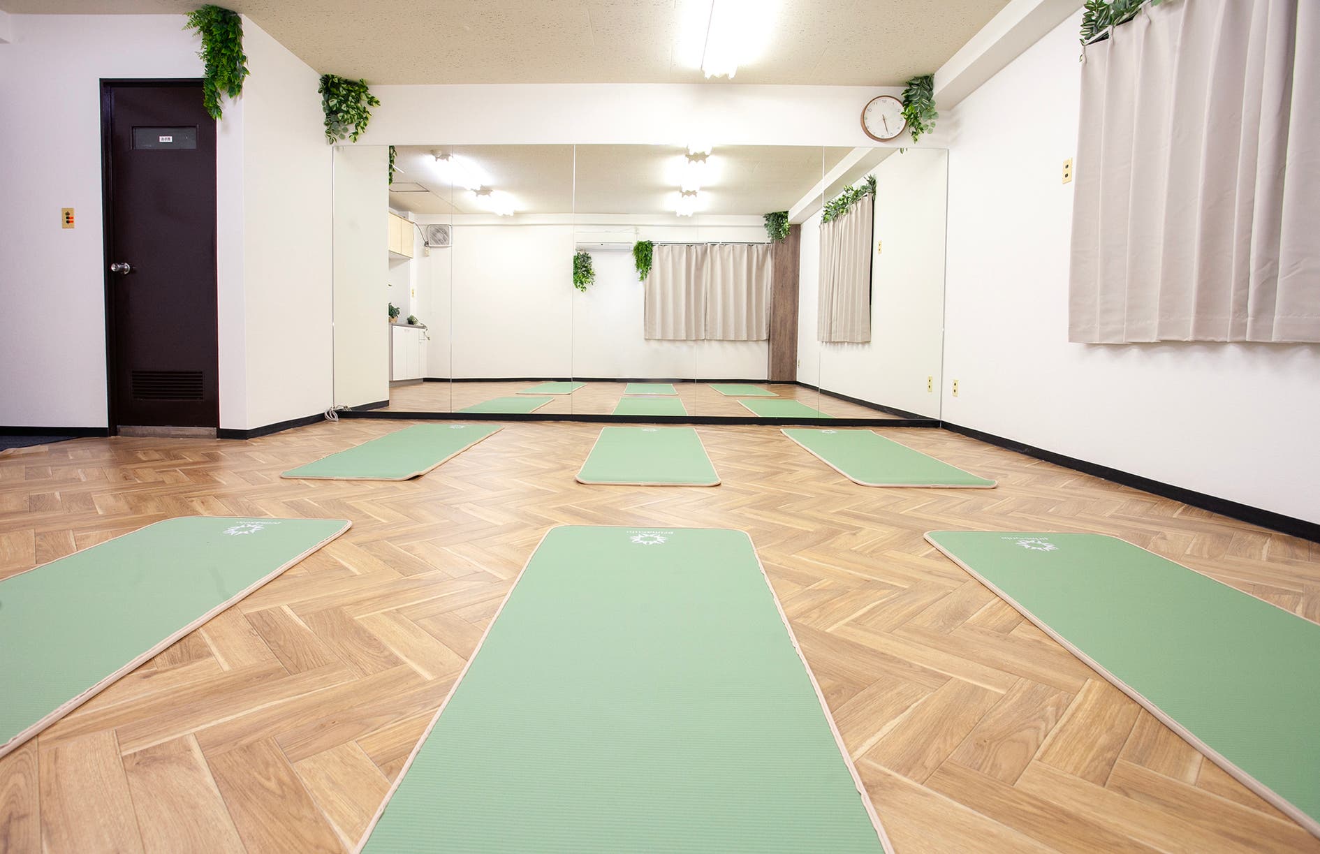 女性専用！【新宿三丁目駅2分、新宿付近】(A)大型鏡計4.3m広々30㎡スタジオでダンス・ヨガ・トレーニング・撮影・演劇に最適の写真8