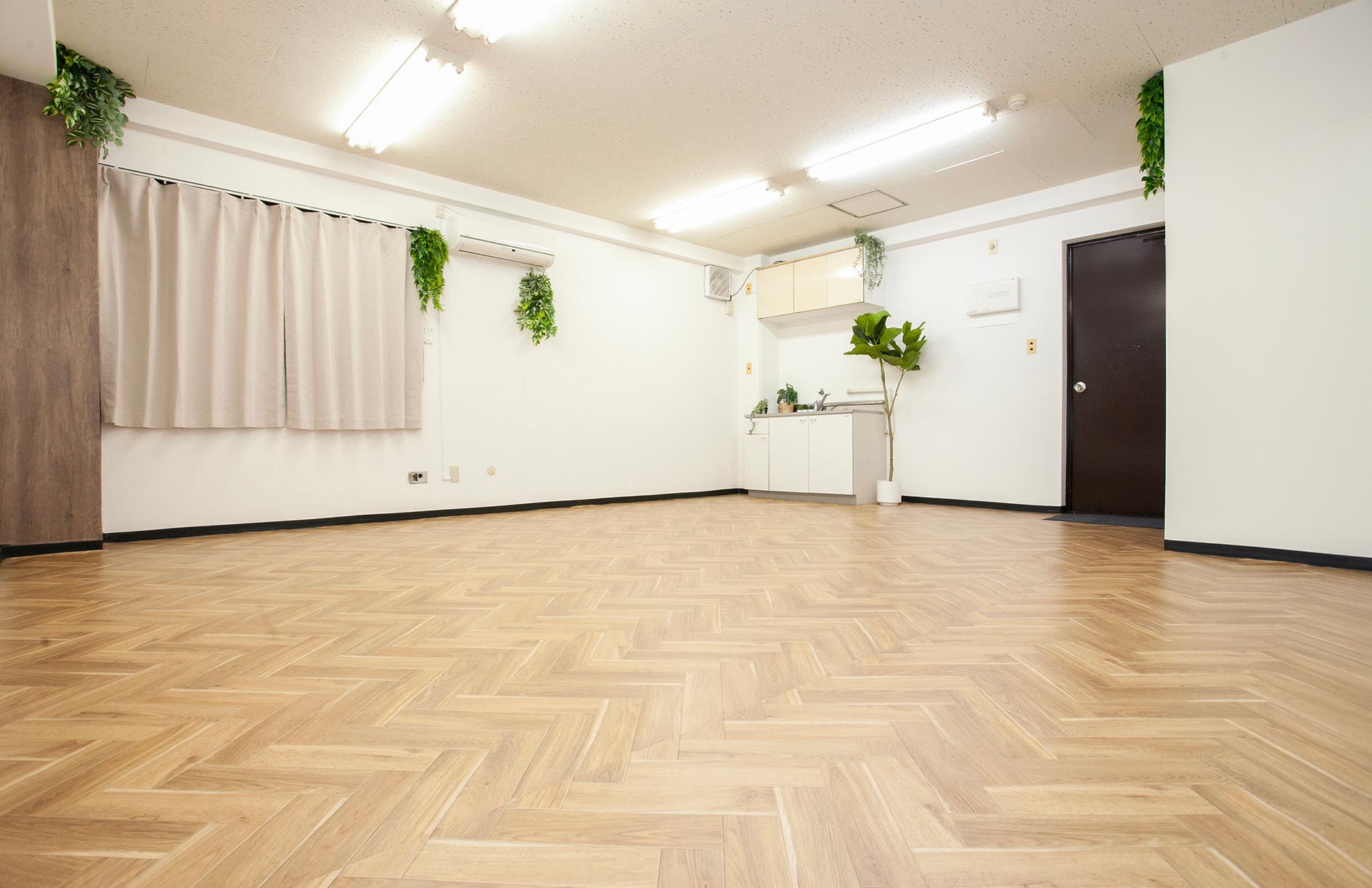 女性専用！【新宿三丁目駅2分、新宿付近】(A)大型鏡計4.3m広々30㎡スタジオでダンス・ヨガ・トレーニング・撮影・演劇に最適の写真9