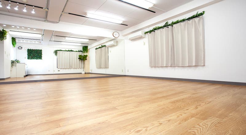 新宿三丁目駅2分新宿付近(Studio LEAF新宿B)大型鏡5.7m広々30㎡スタジオでダンス・ヨガ・コスプレ・撮影演劇に最適