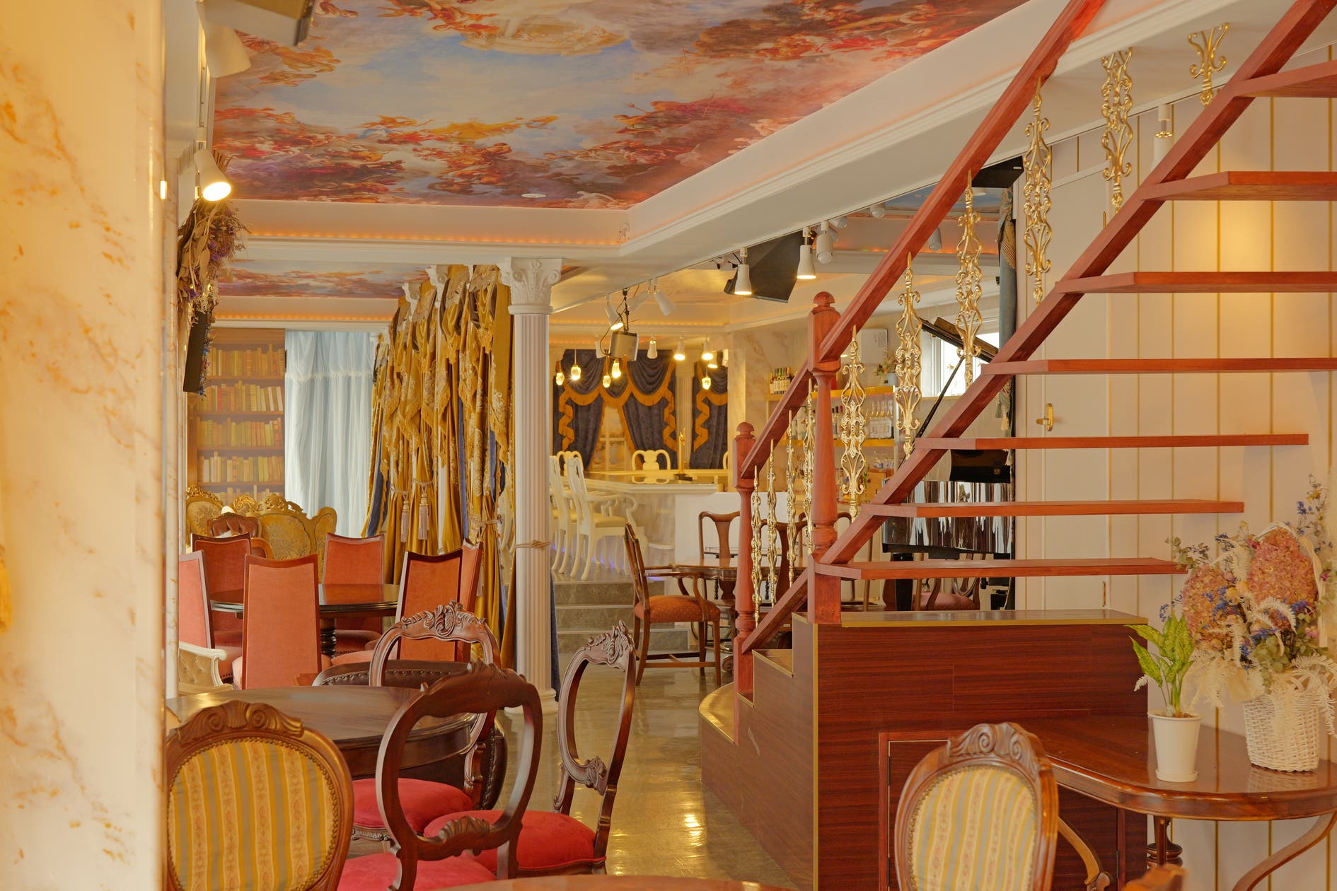 オリオン通り至近の175㎡路面店まるごと貸✨クラシカルな宮殿×姫系空間💕自然光🌅ピアノ🎹パーティー🍷プロジェクター📹の写真2