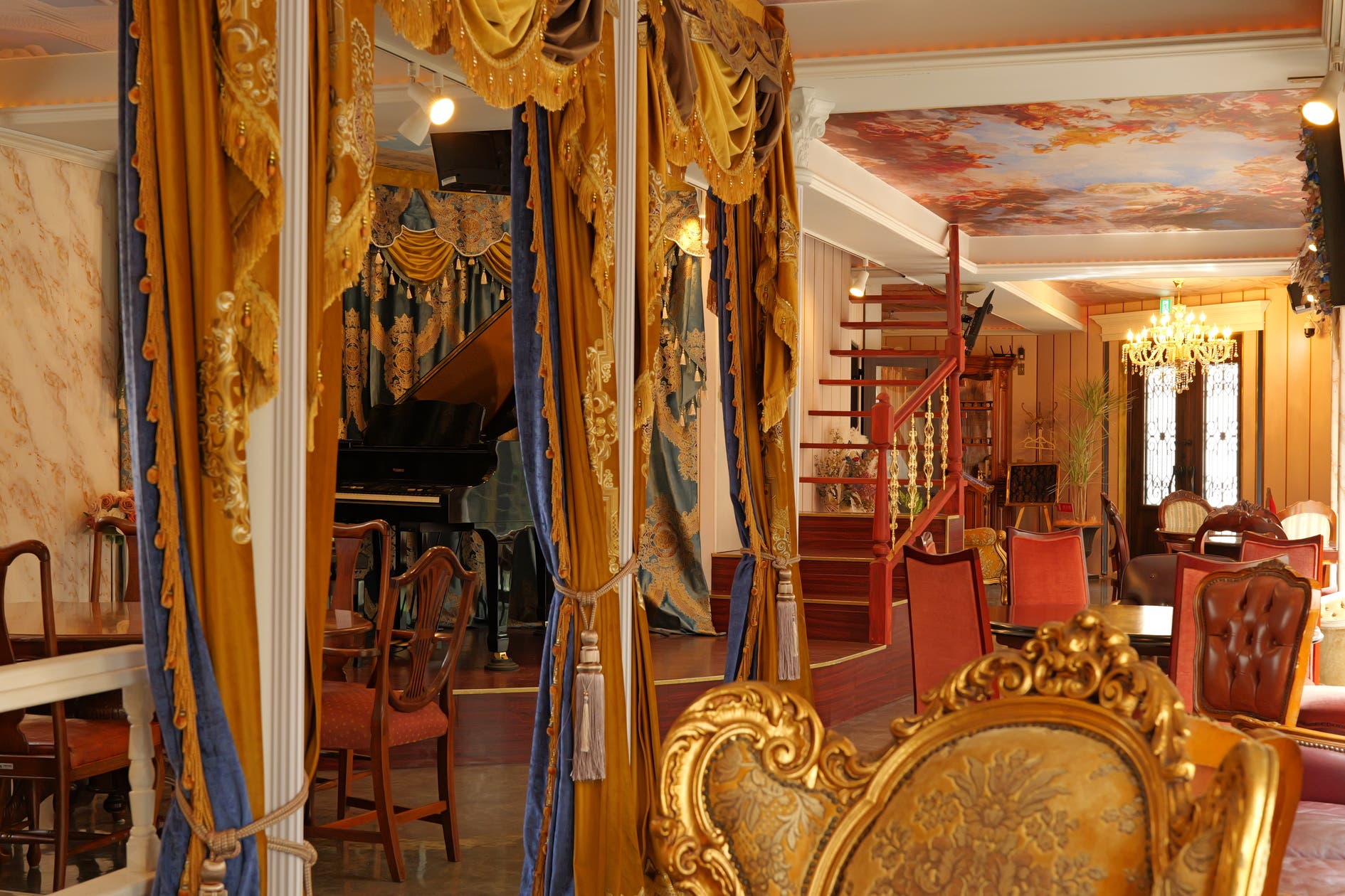 オリオン通り至近の175㎡路面店まるごと貸✨クラシカルな宮殿×姫系空間💕自然光🌅ピアノ🎹パーティー🍷プロジェクター📹の写真1