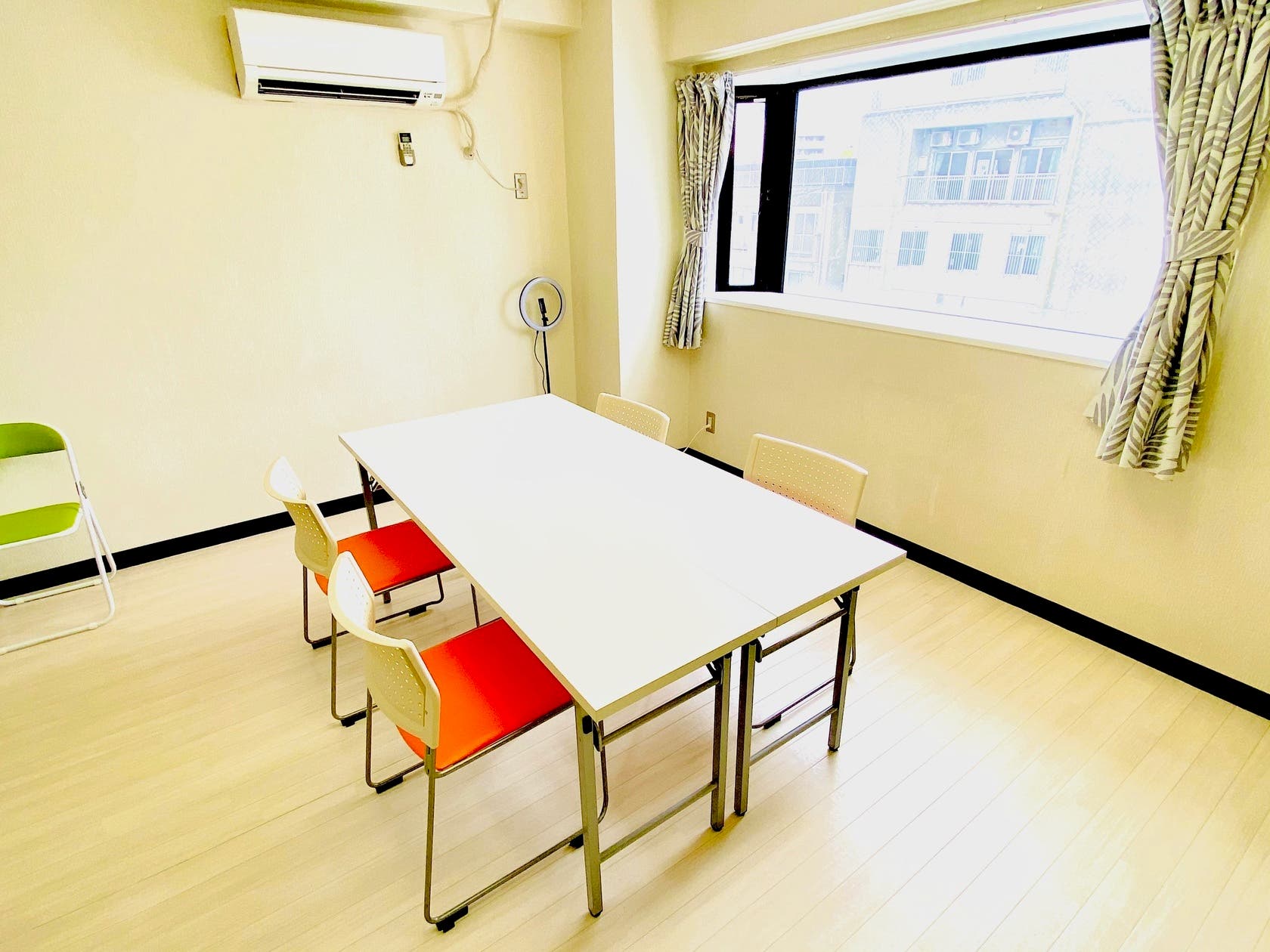 【那覇国際通り】打合せや各種作業、仲間とのオフ会などで人気の個室スペース／フリーWiFi・50型TV・ホワイトボードの写真9