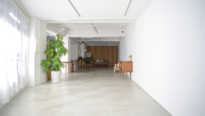 【ブルーサイドstudio】自然光×白壁×モルタル床 | ファッション・モノ系に最適 | 品川エリアの写真1