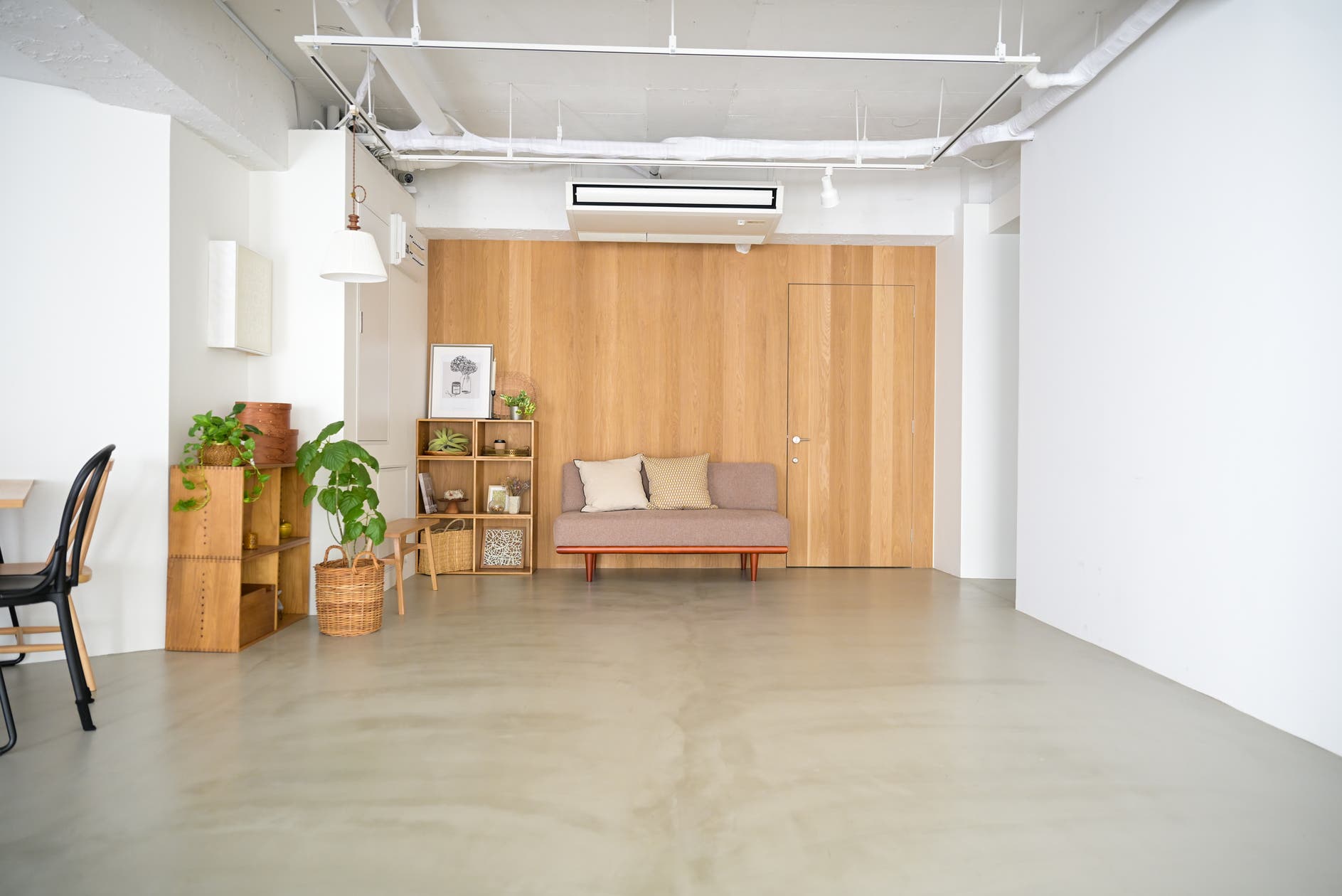 【ブルーサイドstudio】自然光×白壁×モルタル床 | ファッション・モノ系に最適 | 品川エリアの写真4