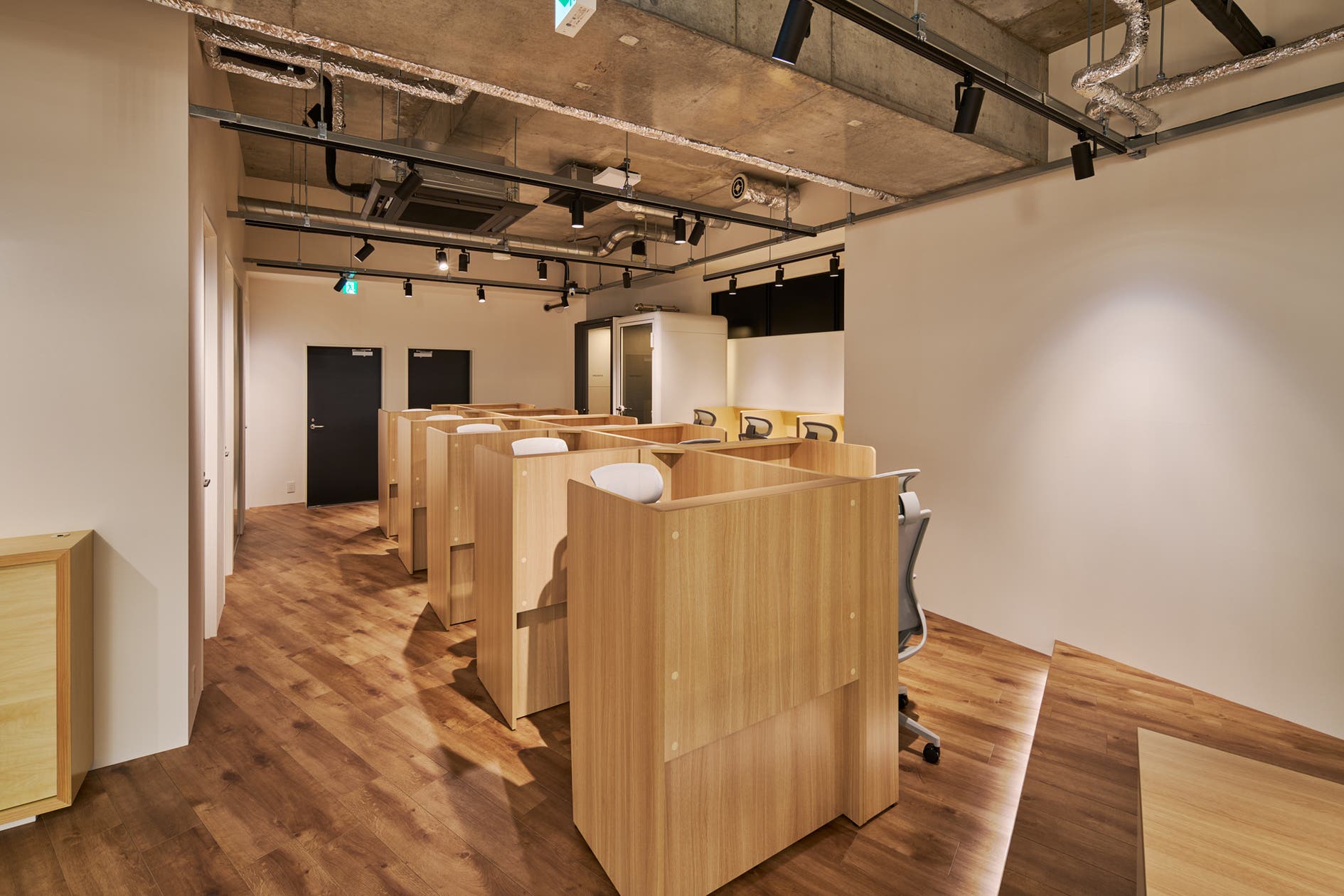 【大名天神】コワーキングスペースのフリーアドレスエリアの写真6