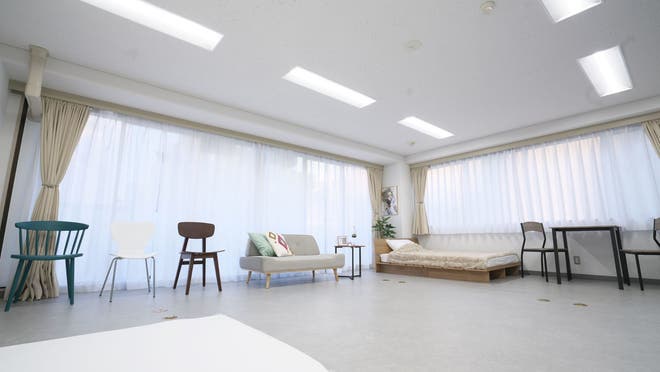 自然光と背景紙で多彩な撮影が可能!スタッフ常駐で安心✨早朝・深夜もOK⭕️プロジェクター完備で推し活にも📽️の写真4