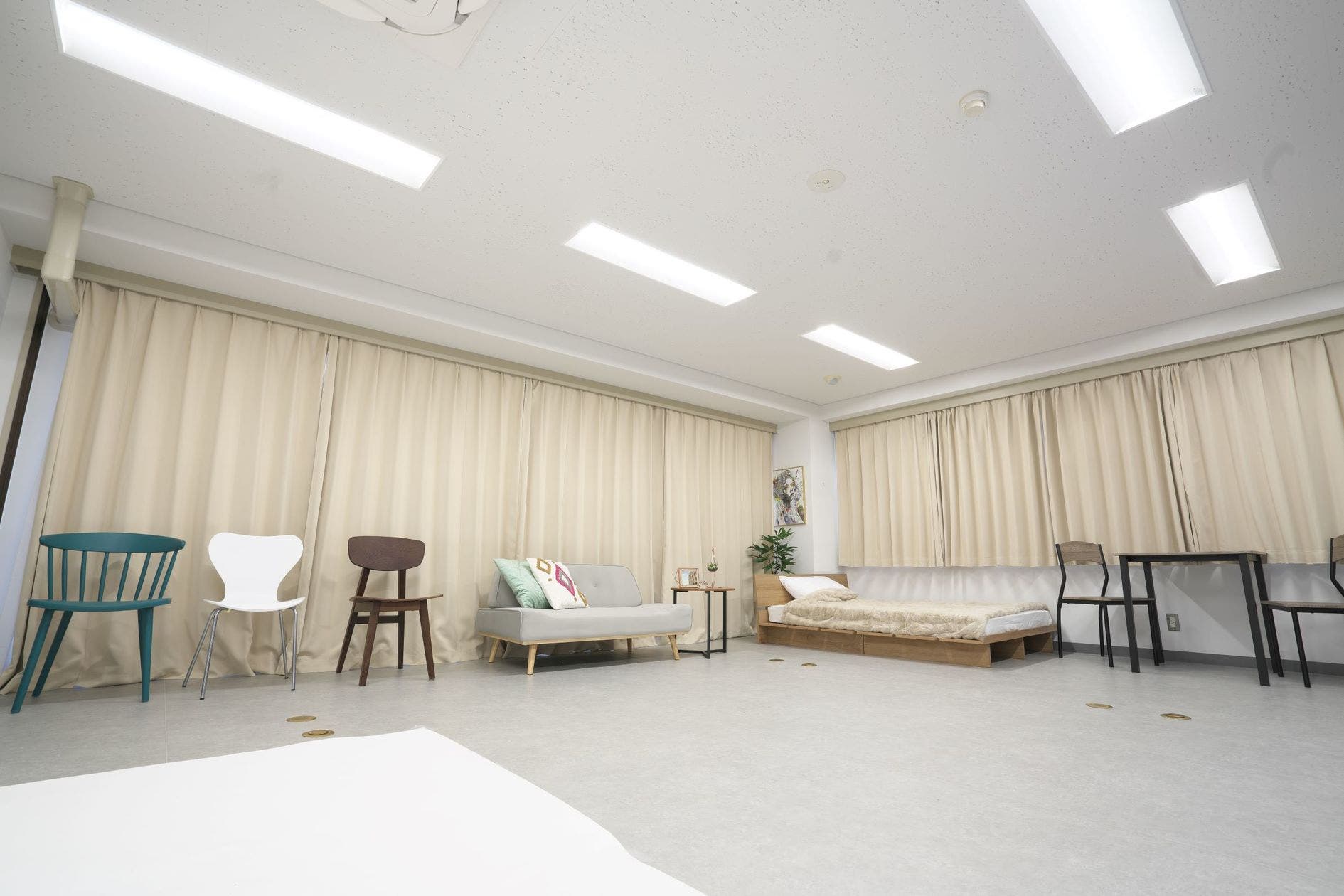 自然光と背景紙で多彩な撮影が可能！スタッフ常駐で安心✨早朝・深夜もOK⭕️プロジェクター完備で推し活にも📽️の写真5