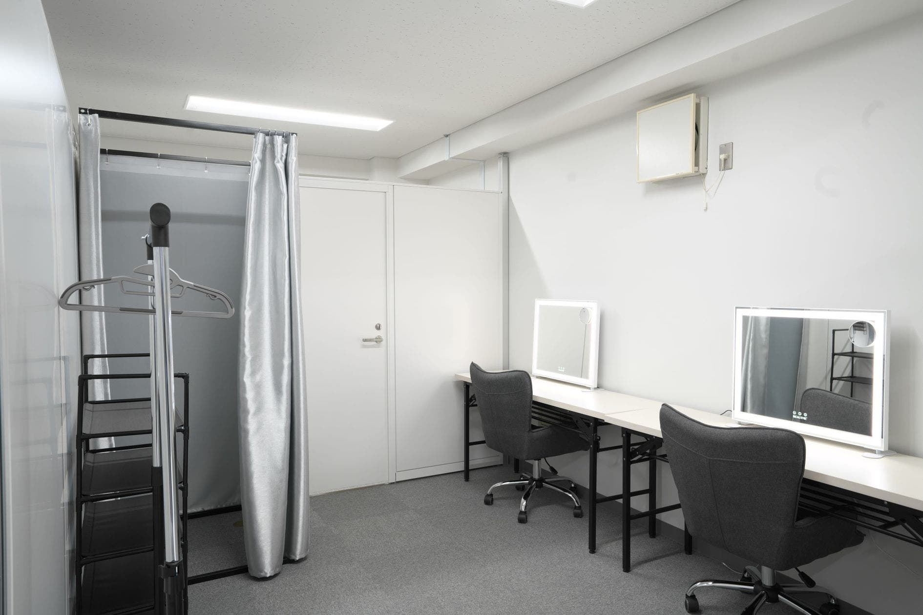 自然光と背景紙で多彩な撮影が可能！スタッフ常駐で安心✨早朝・深夜もOK⭕️プロジェクター完備で推し活にも📽️の写真6