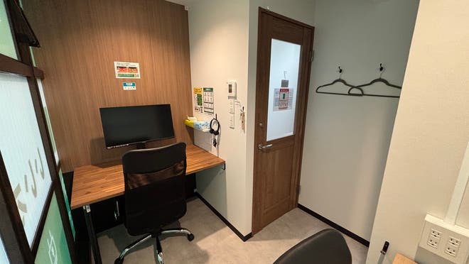 【¥440/30分!浜松町駅徒歩1分】モニター・フリードリンク付き2名個室(ブース7)※予約時間前は入室不可の写真2