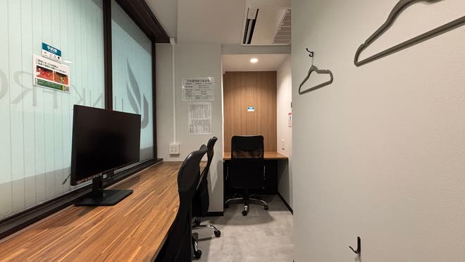 【¥440/30分!浜松町駅徒歩1分】モニター・フリードリンク付き3名個室(ブース2)※予約時間前は入室不可の写真2