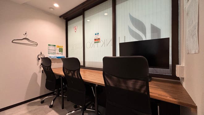 【¥440/30分!浜松町駅徒歩1分】モニター・フリードリンク付き3名個室(ブース2)※予約時間前は入室不可の写真1