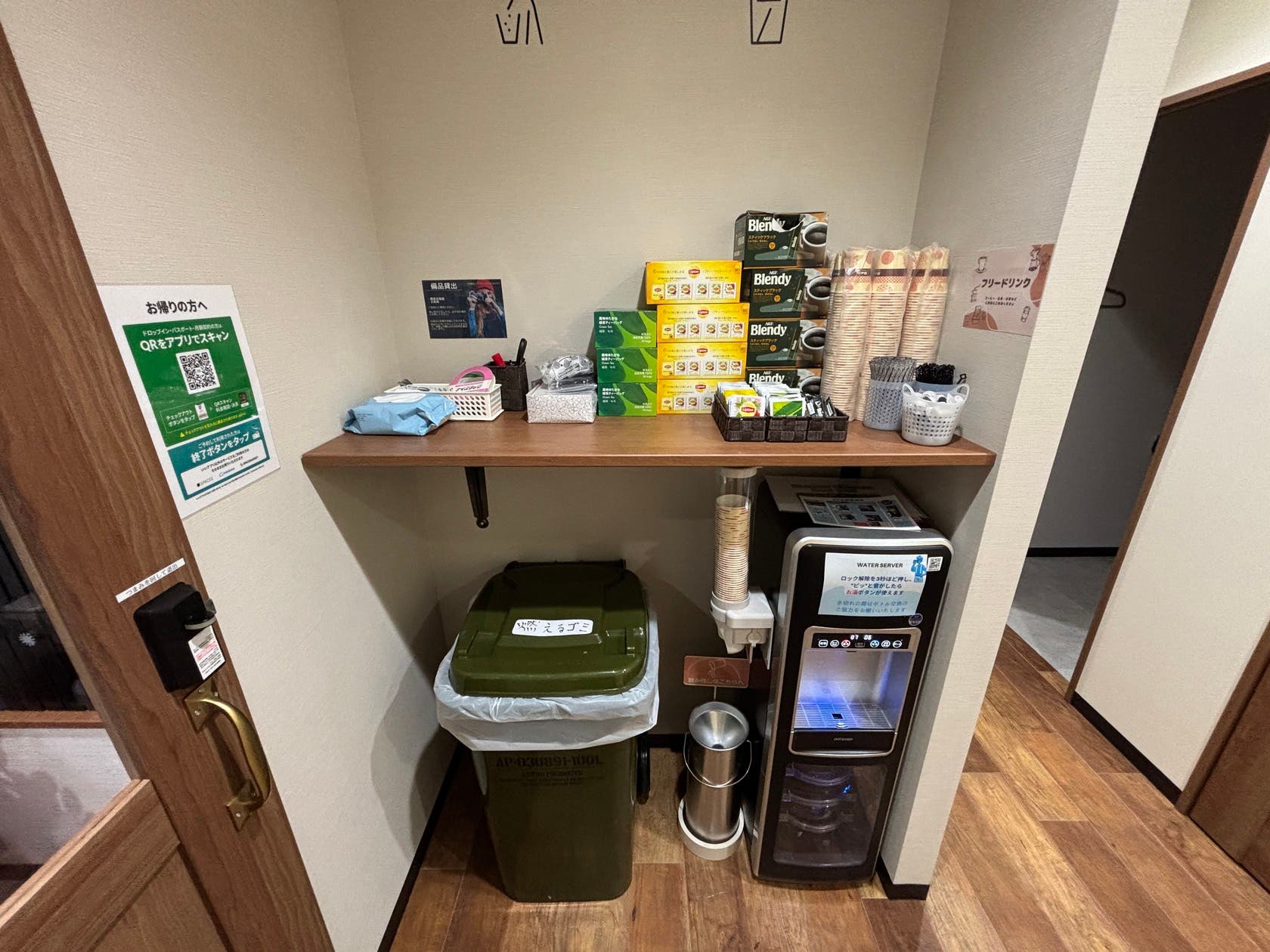 【¥440/30分！浜松町駅徒歩1分】モニター・フリードリンク付き3名個室（ブース2）※予約時間前は入室不可の写真5