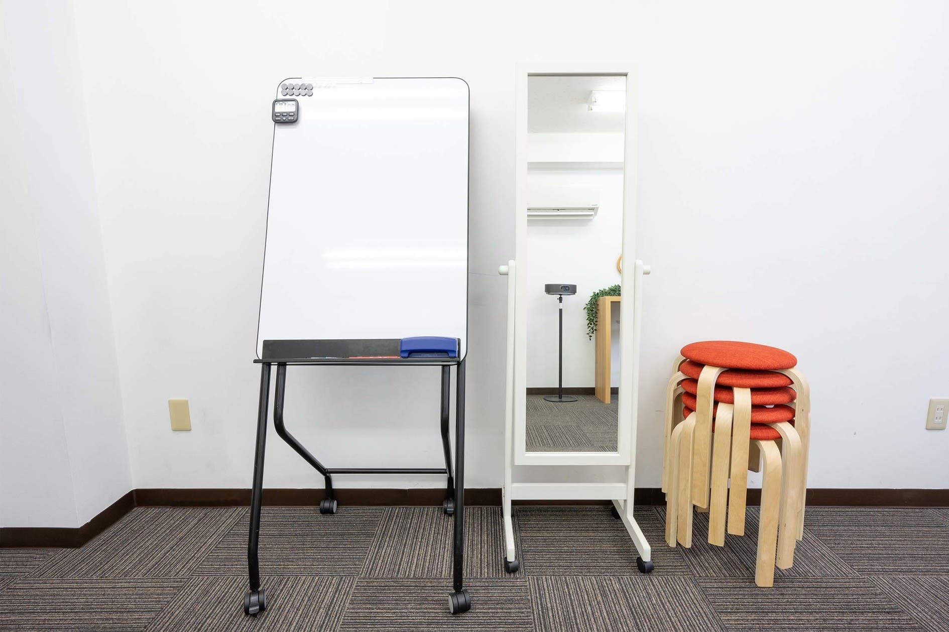 神田駅1分🚃8名＋7名利用🆗全設備無料｜光回線｜土足｜24時間｜プロジェクタ｜冷蔵庫・レンジ｜RoomB[39]の写真15